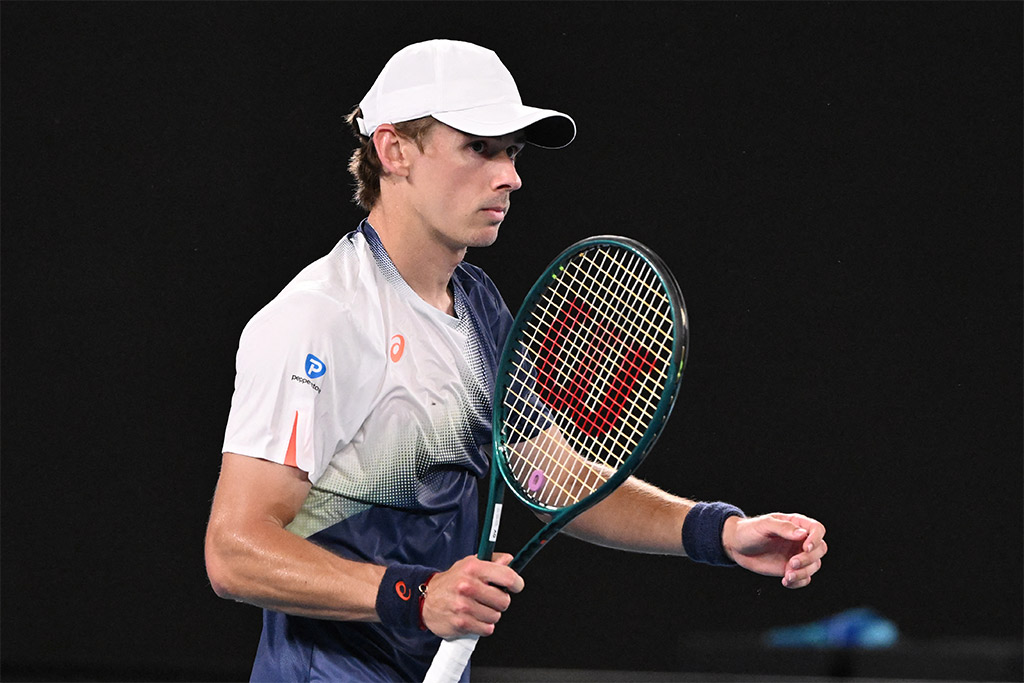 De Minaur into first Australian Open quarterfinal